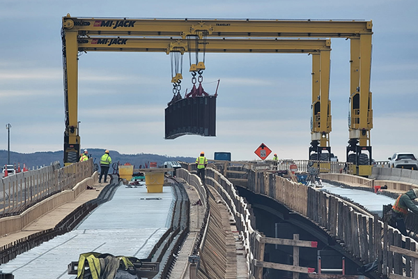 Cranes straddle bridge-gap for widening - Bridge Design & Engineering ...